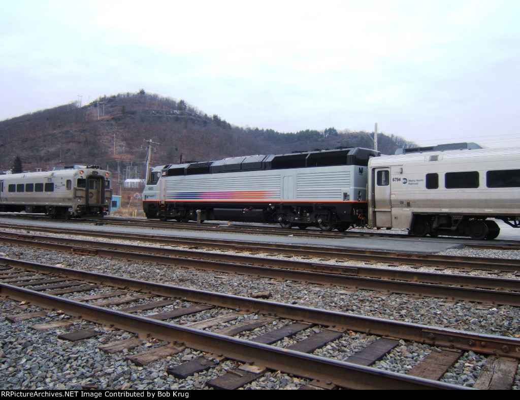 NJT 4003 awaits its next departure eastbound